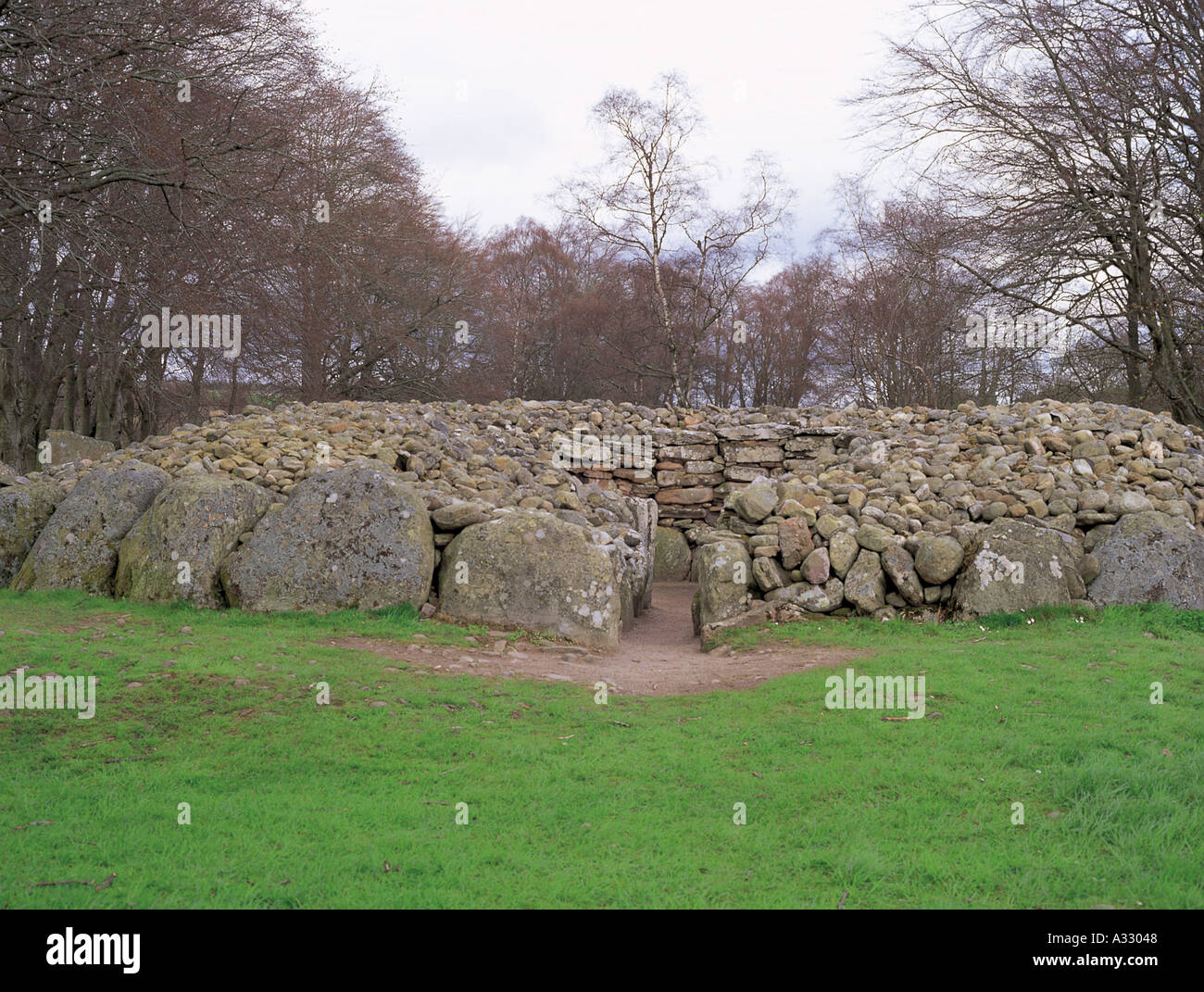 Neolithic burial cairns clava cairns hi-res stock photography and ...