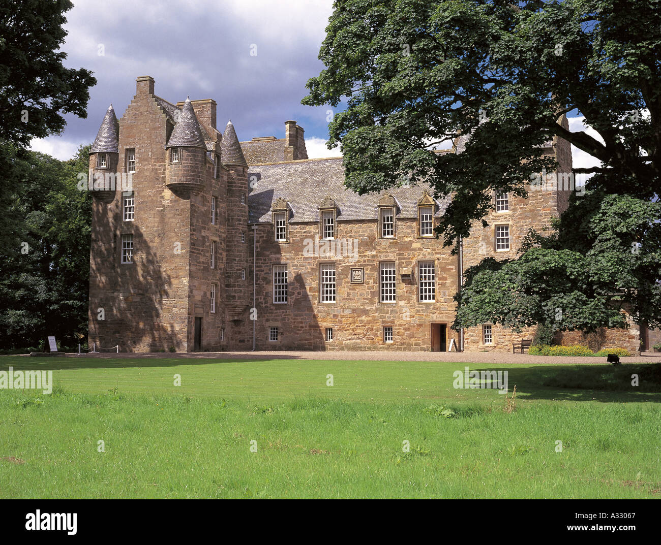 Kellie castle scotland hi-res stock photography and images - Alamy