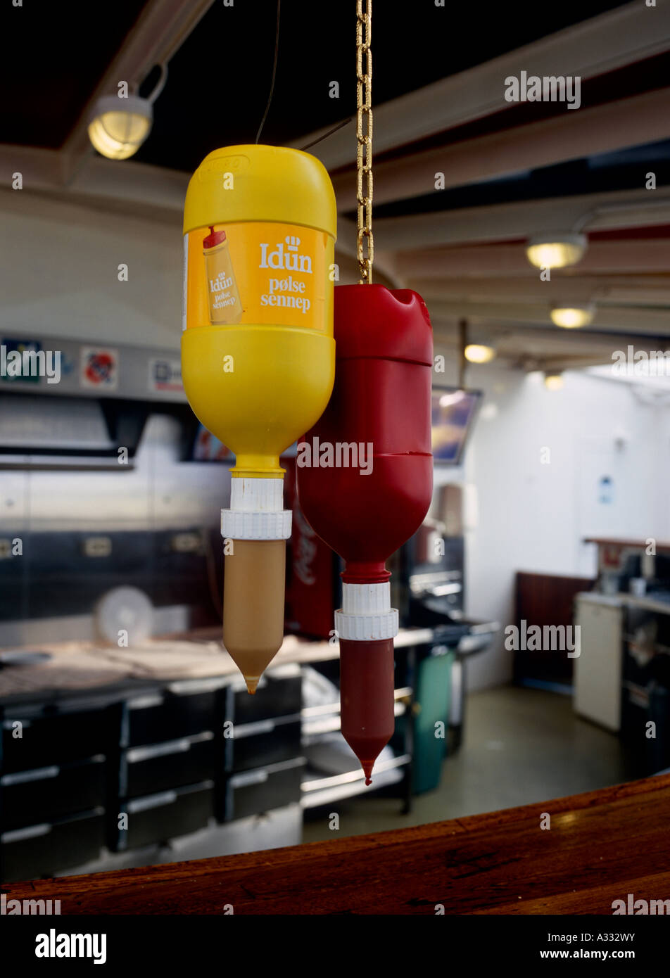 Ketchup and mustard squeeze bottles Stock Photo - Alamy