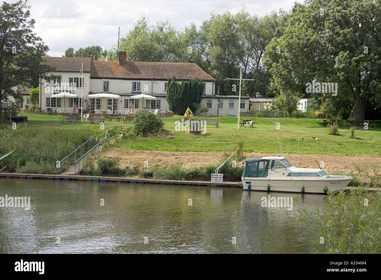 The Old Ferry Inn beside the River Severn at Chaceley, Gloucestershire ...