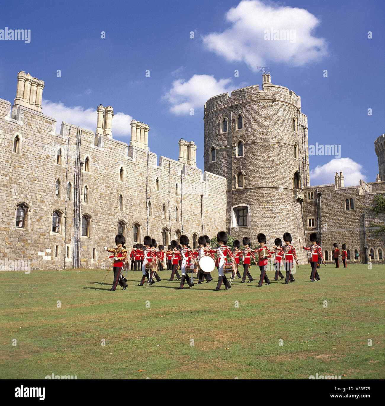 Windsor castle guards england hi-res stock photography and images - Alamy