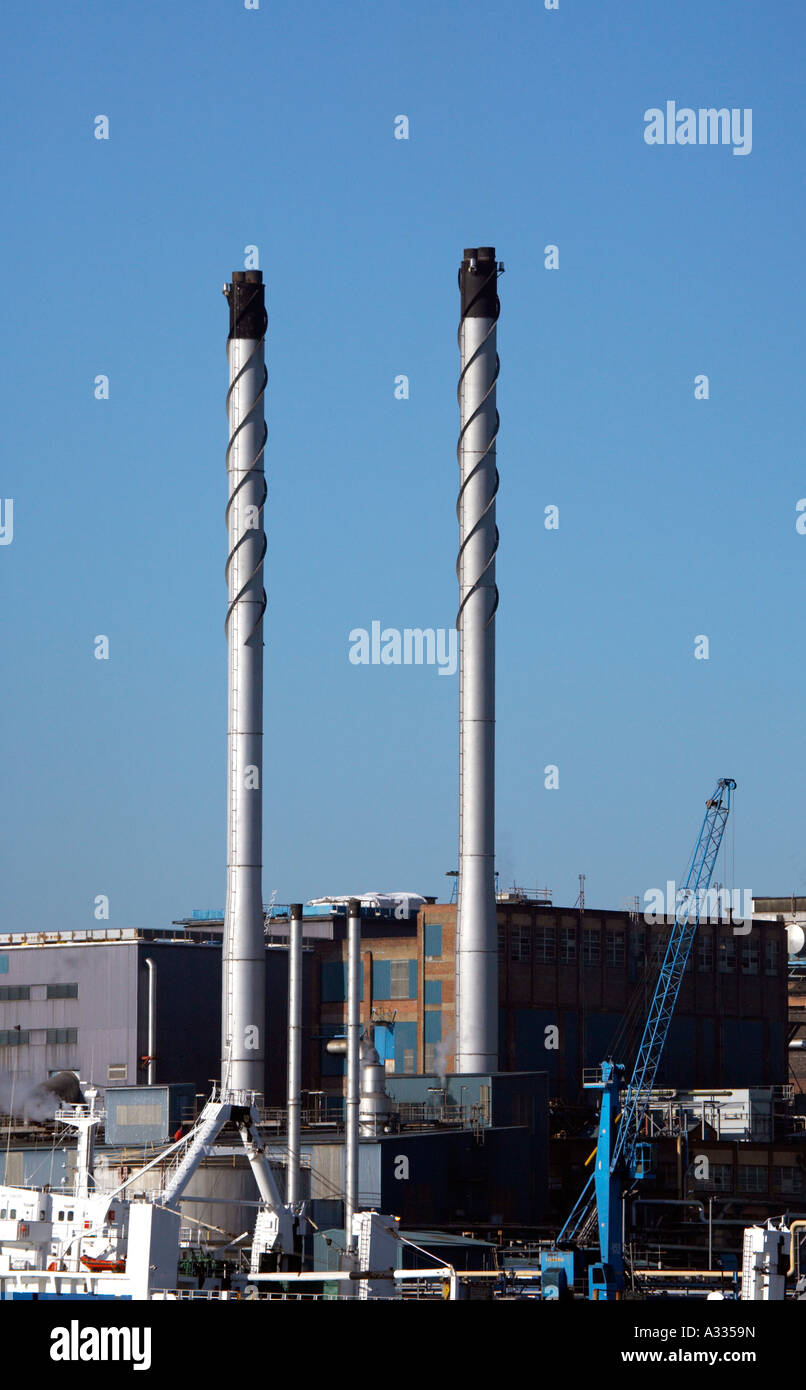 Chimneys at Tate and Lyle Sugar factory Silvertown East London UK Stock ...