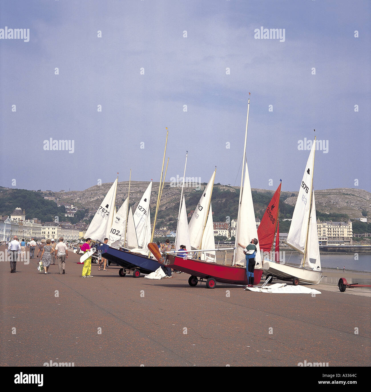 Llandudno gwynedd wales promenade hi-res stock photography and images ...