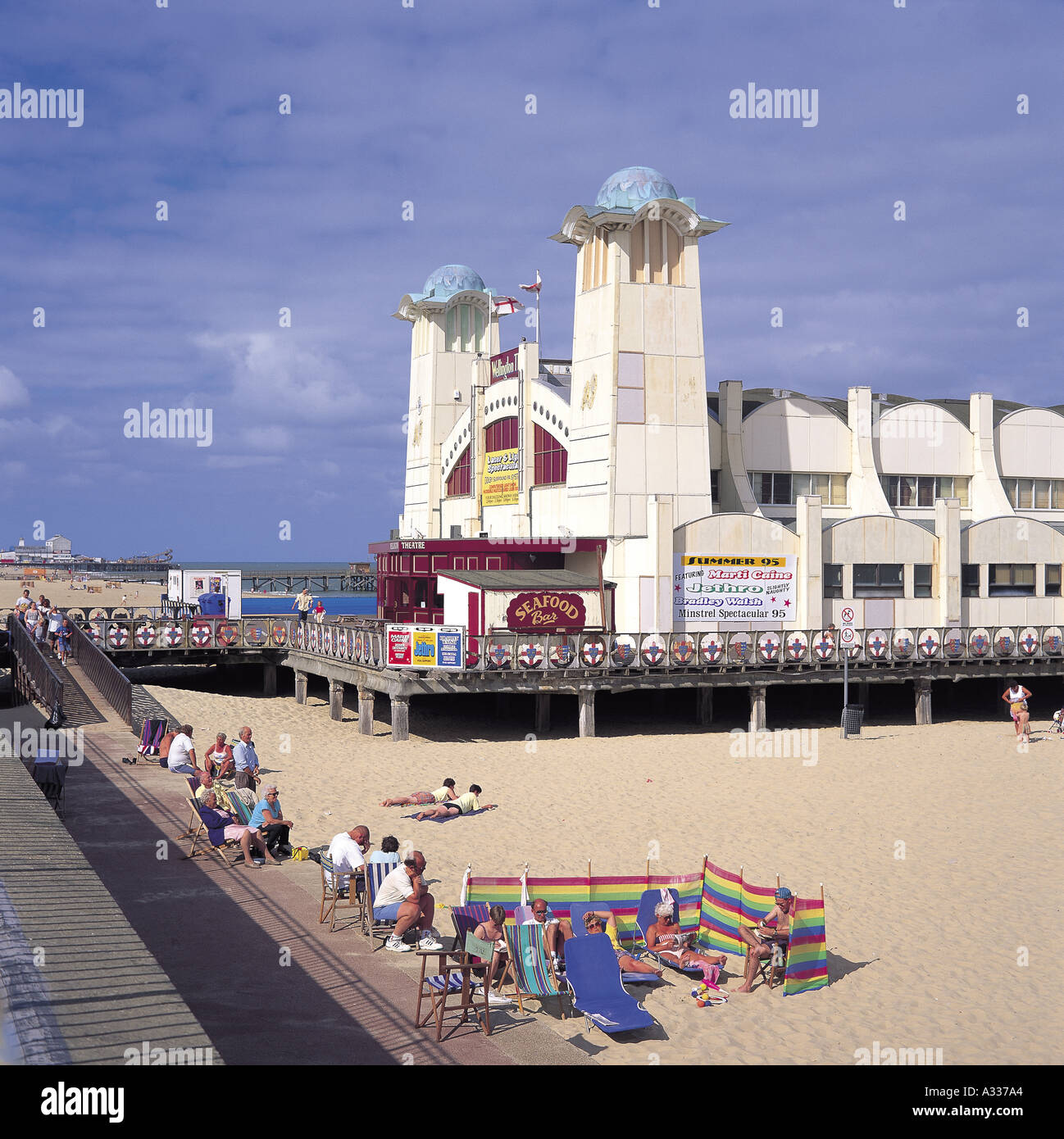 Wellington pier great yarmouth hi-res stock photography and images - Alamy