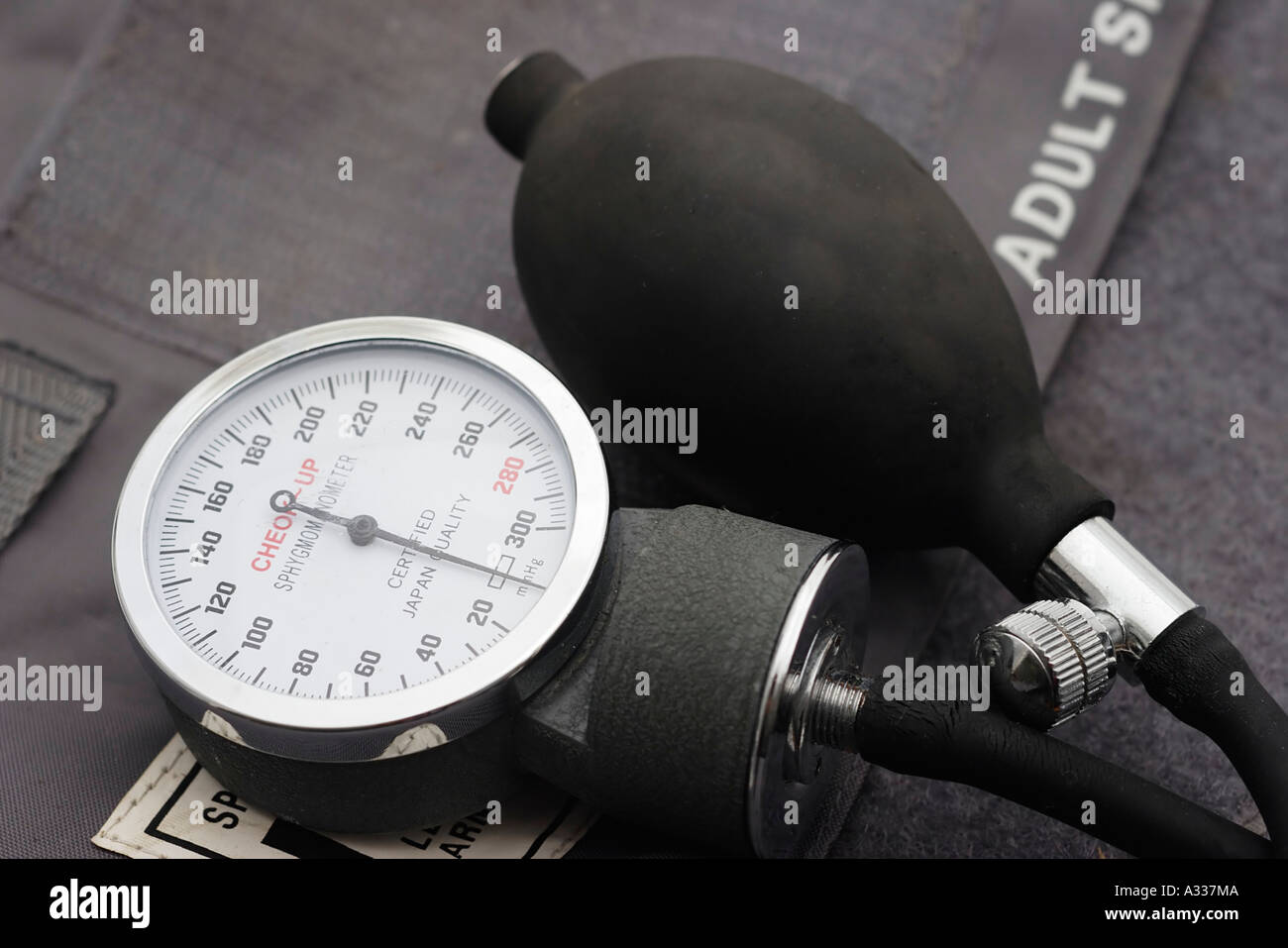 Sphygmomanometer mercury hi-res stock photography and images - Alamy