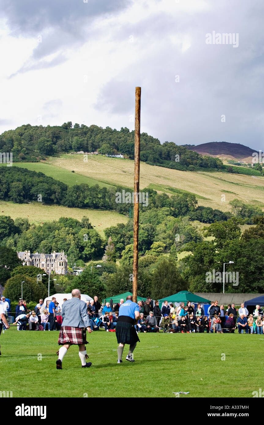 Highland games tossing the caber kilt hi-res stock photography and ...