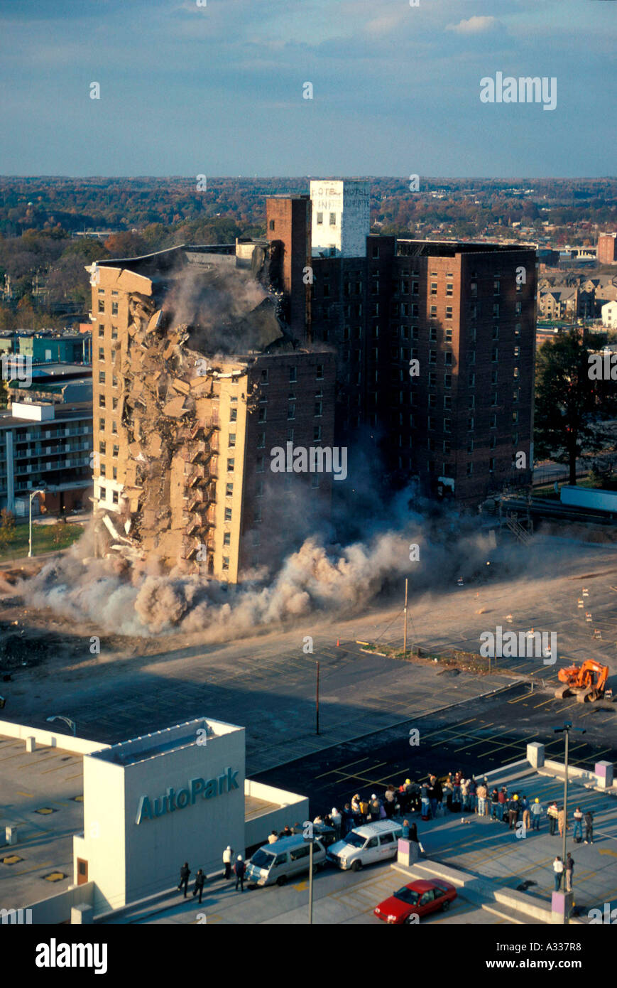 Crowd at burning building hi-res stock photography and images - Alamy