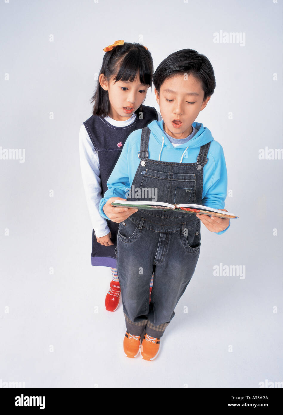 Two people shocked reading book hi-res stock photography and images - Alamy