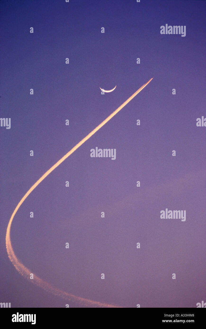 Jet aircraft contrail hi-res stock photography and images - Alamy
