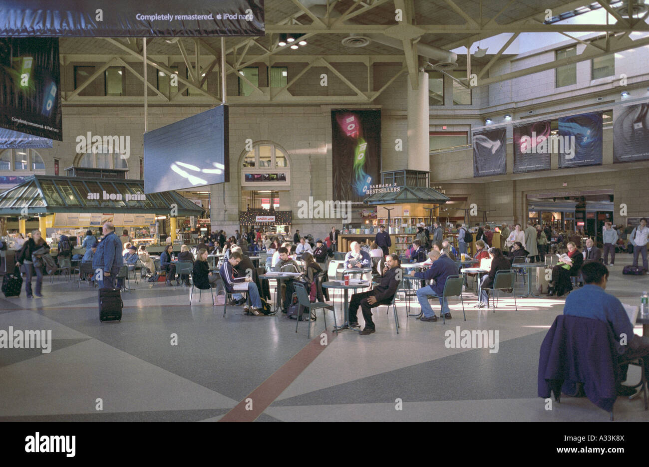 The station concourse hi-res stock photography and images - Alamy