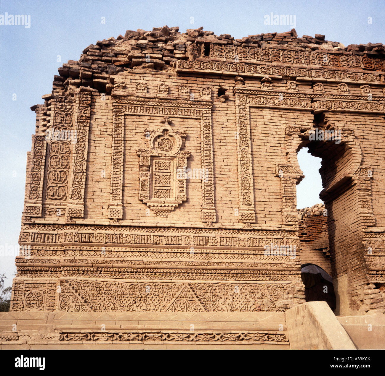 Tomb of Shaykh Sadan Shahid, Muzaffargarh, Pakistan Stock Photo - Alamy