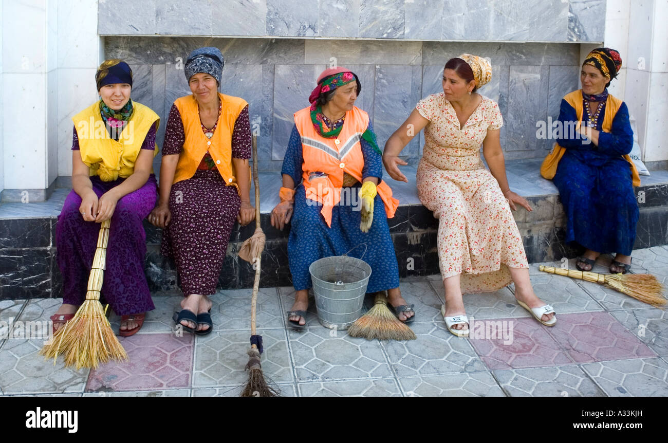 Street cleaners, Ashgabat, Turkmenistan Stock Photo - Alamy
