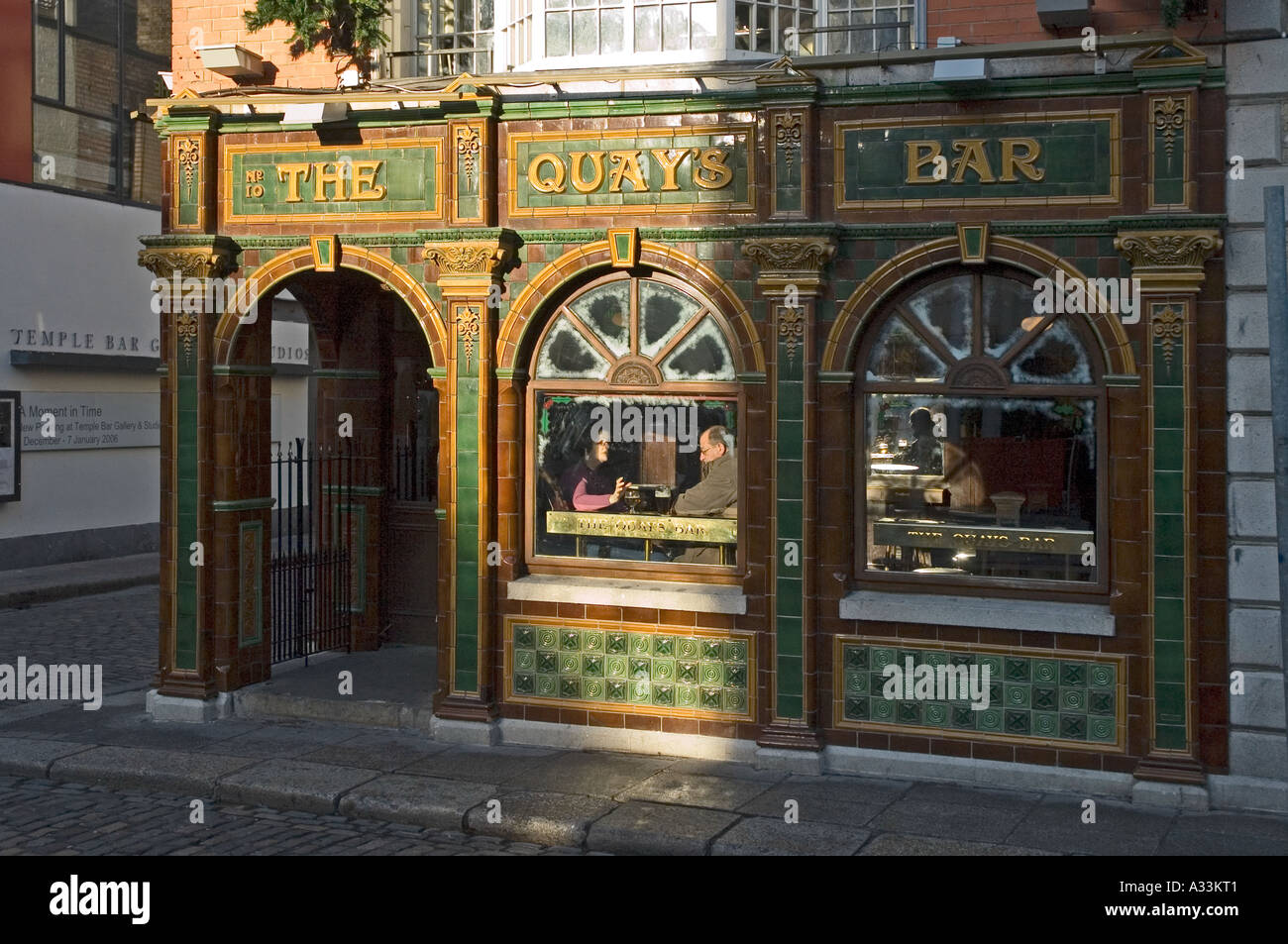 The Quays Bar Temple Bar Dublin in a shaft of sunlight Stock Photo - Alamy
