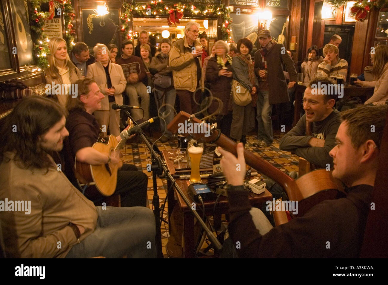 Musicians playing live in a Dublin pub Stock Photo - Alamy