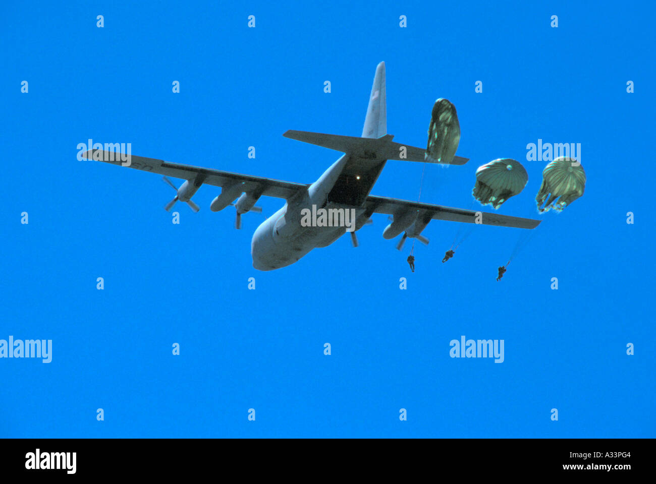 C13 Hercules drops paratroopers 26D Stock Photo - Alamy