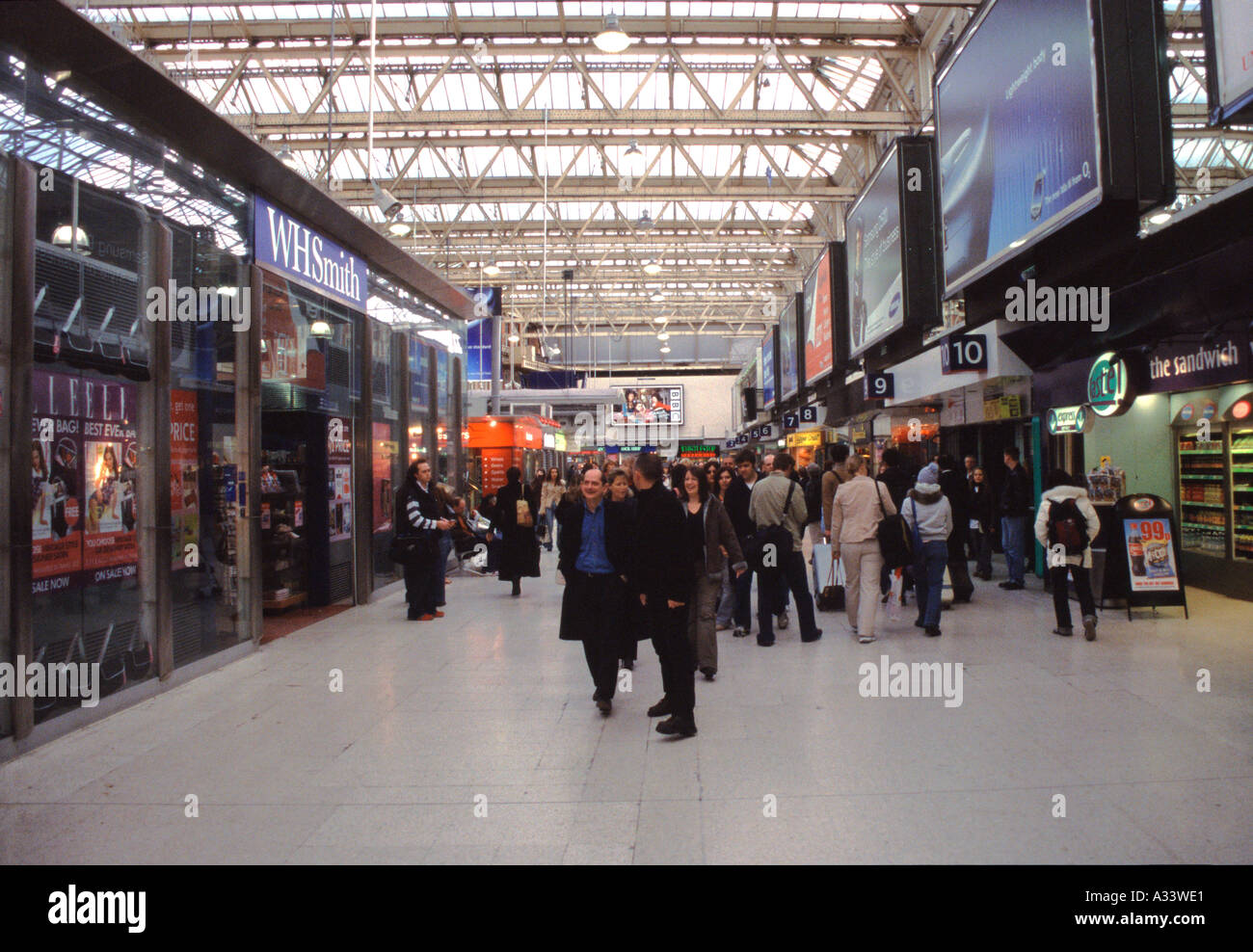 Waterloo station shops hi-res stock photography and images - Alamy