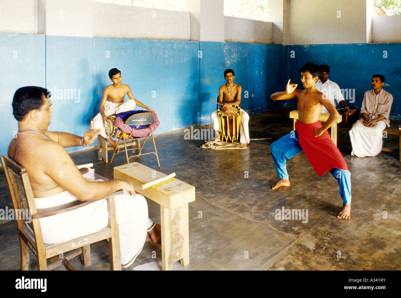 KATHAKALI LESSONS IN KERALA KALAMANDALAM THRISSUR KERALA Stock Photo ...