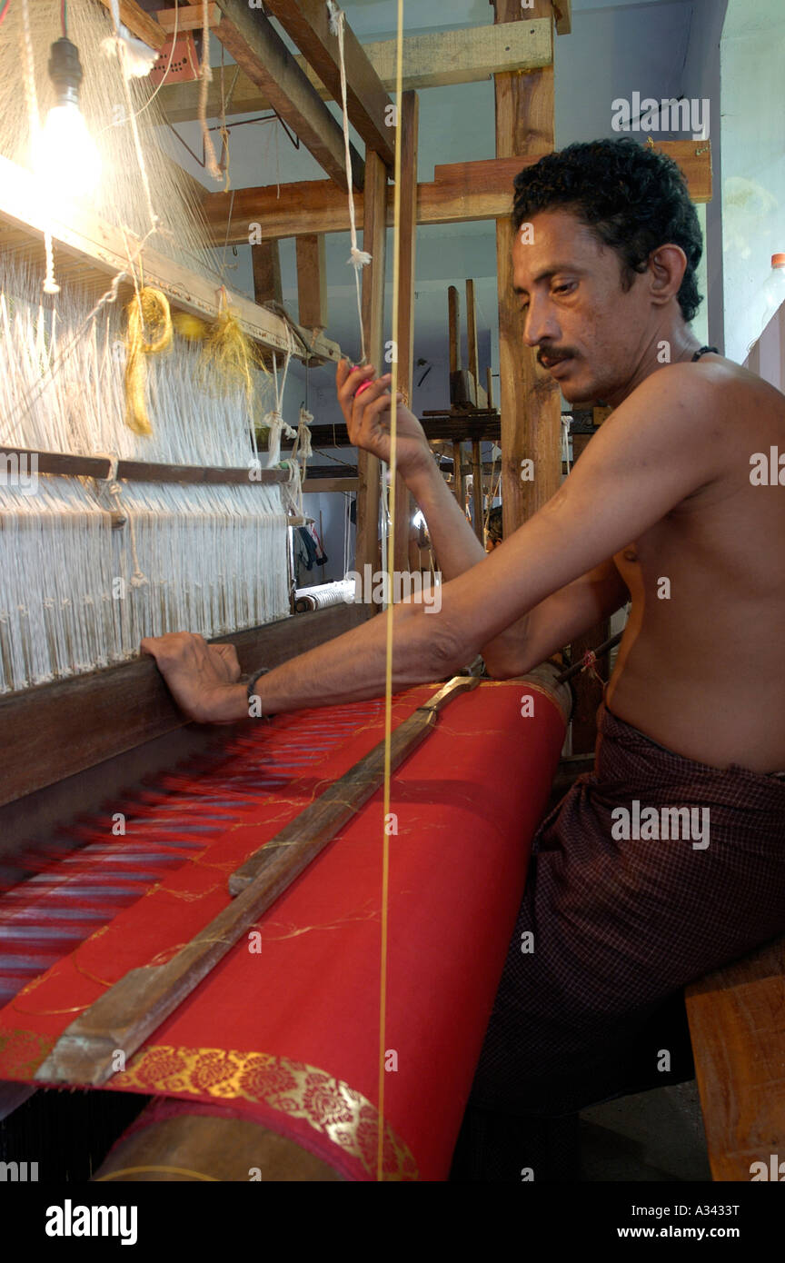 HANDLOOM WEAVERS OF BALARAMAPURAM NEAR TRIVANDRUM Stock Photo - Alamy