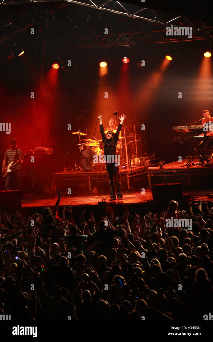 Danny Mcnamara lead singer of Embrace takes the applause of the ...