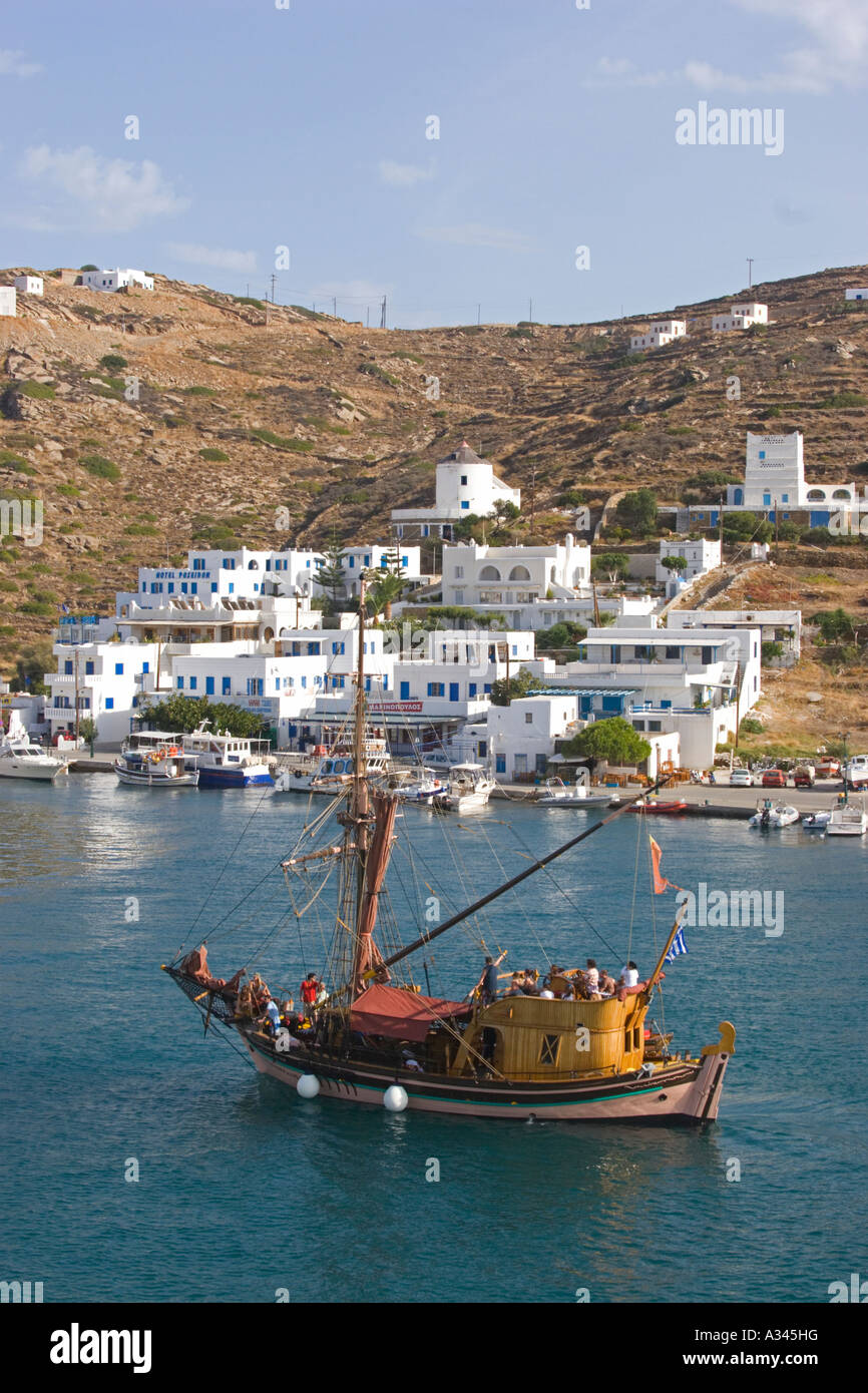 Greece Greek island of IOS from inter island ferry Stock Photo - Alamy
