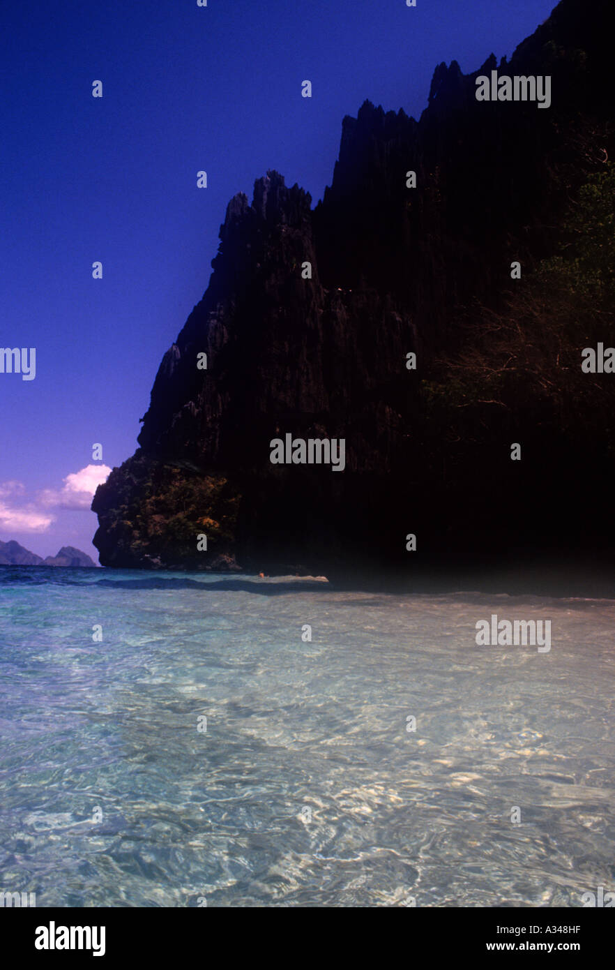 Large limestone formations form part of many islands in El Nido ...