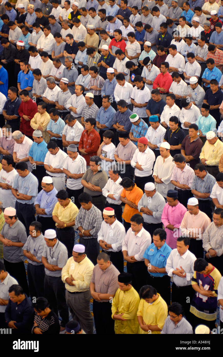 Malaysia friday prayer men praying hi-res stock photography and images ...