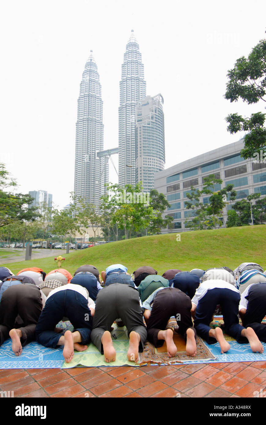 Muslim men praying mosque hi-res stock photography and images - Alamy