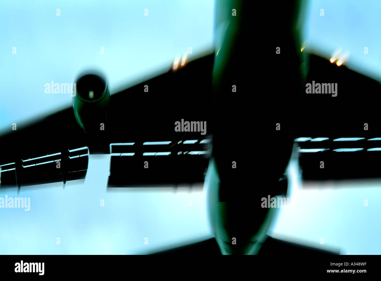Boeing 747 flying overhead Stock Photo - Alamy