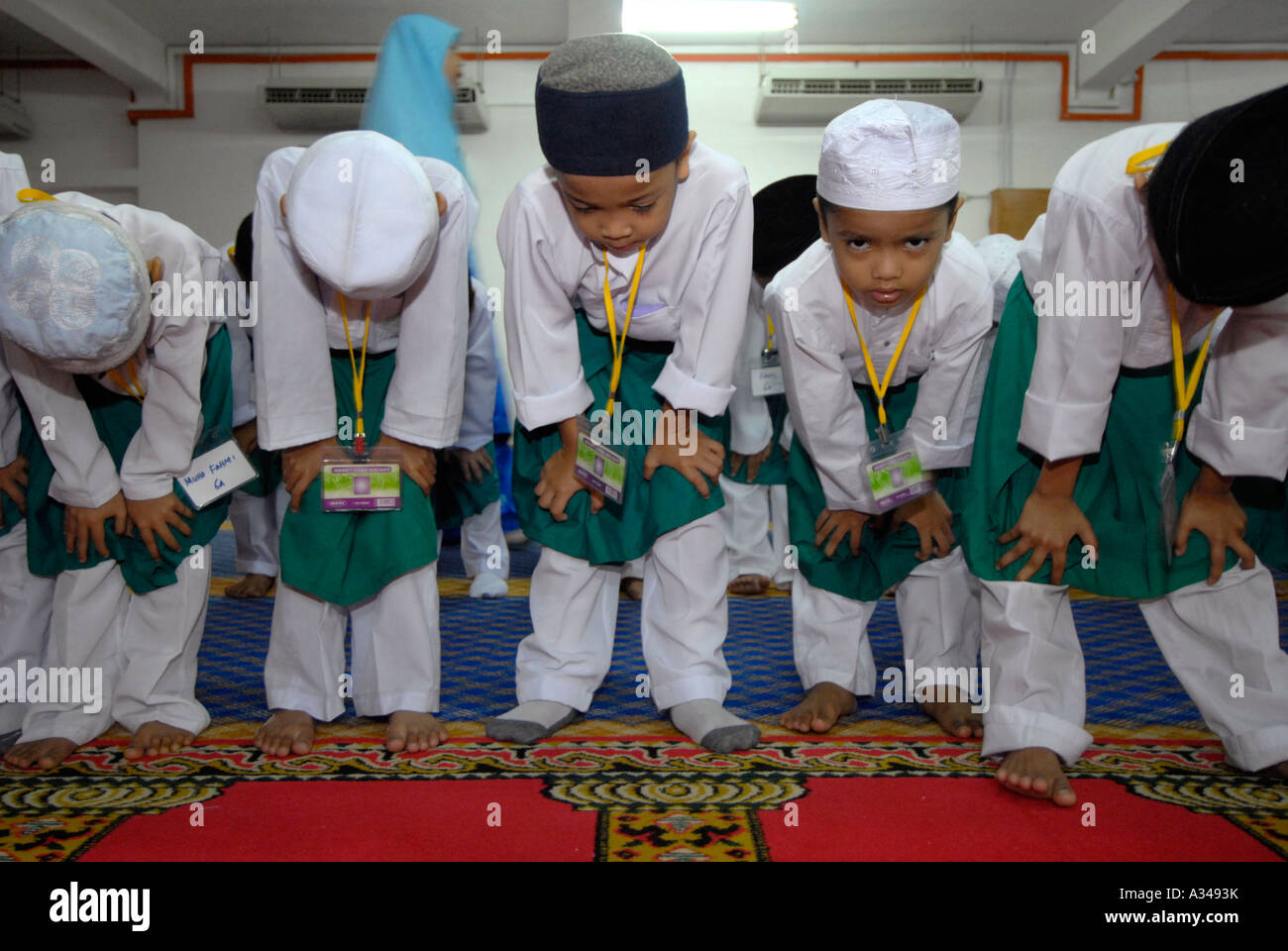 Muslim children praying hi-res stock photography and images - Alamy