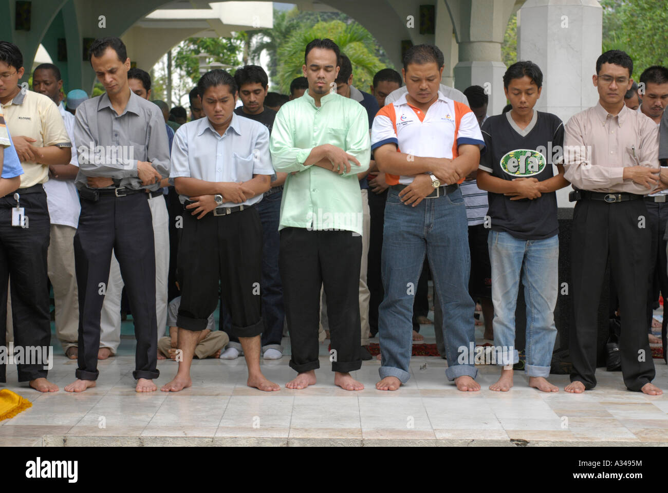 Malaysia friday prayer men praying hi-res stock photography and images ...
