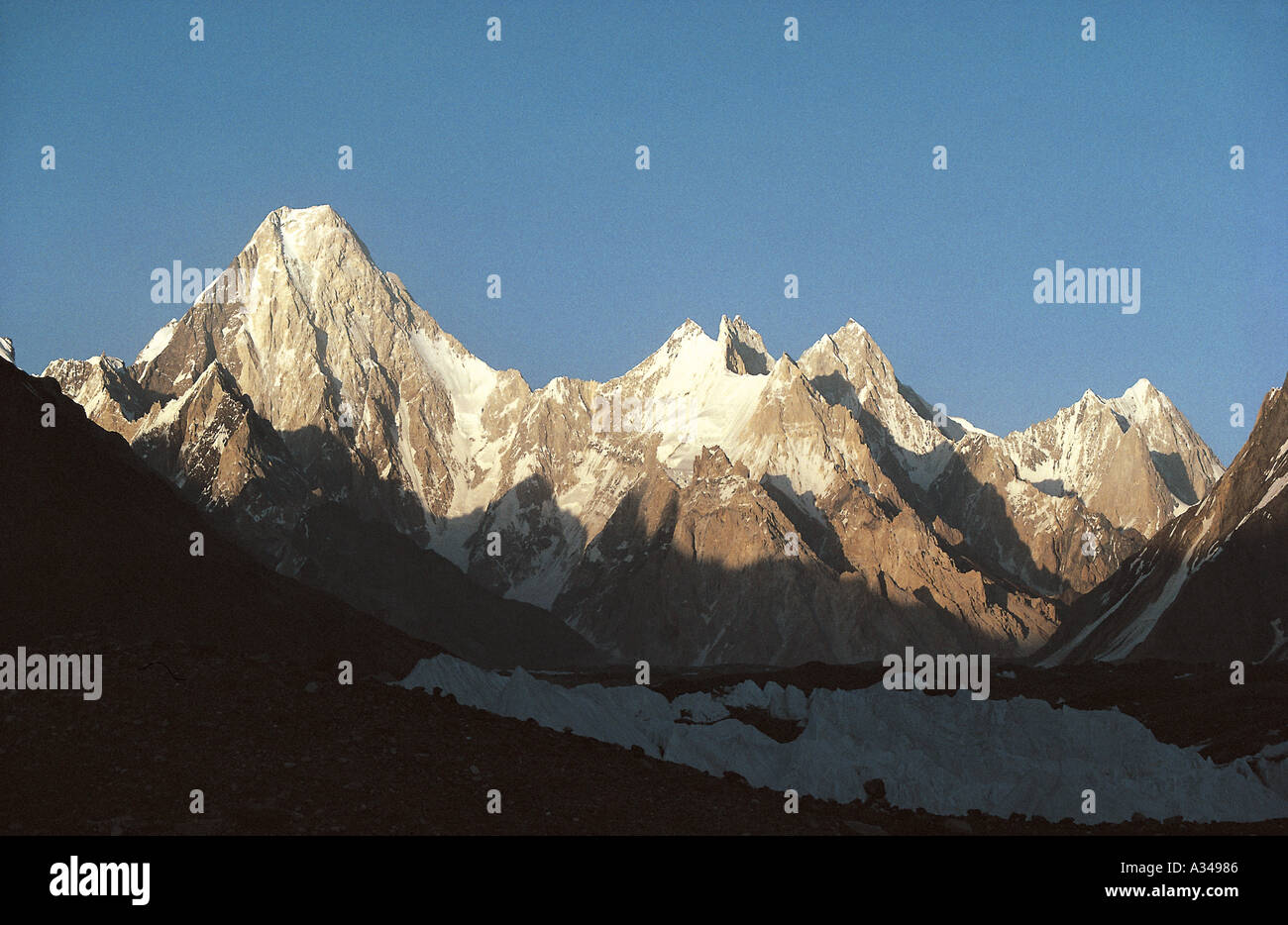 Gasherbrum range hi-res stock photography and images - Alamy