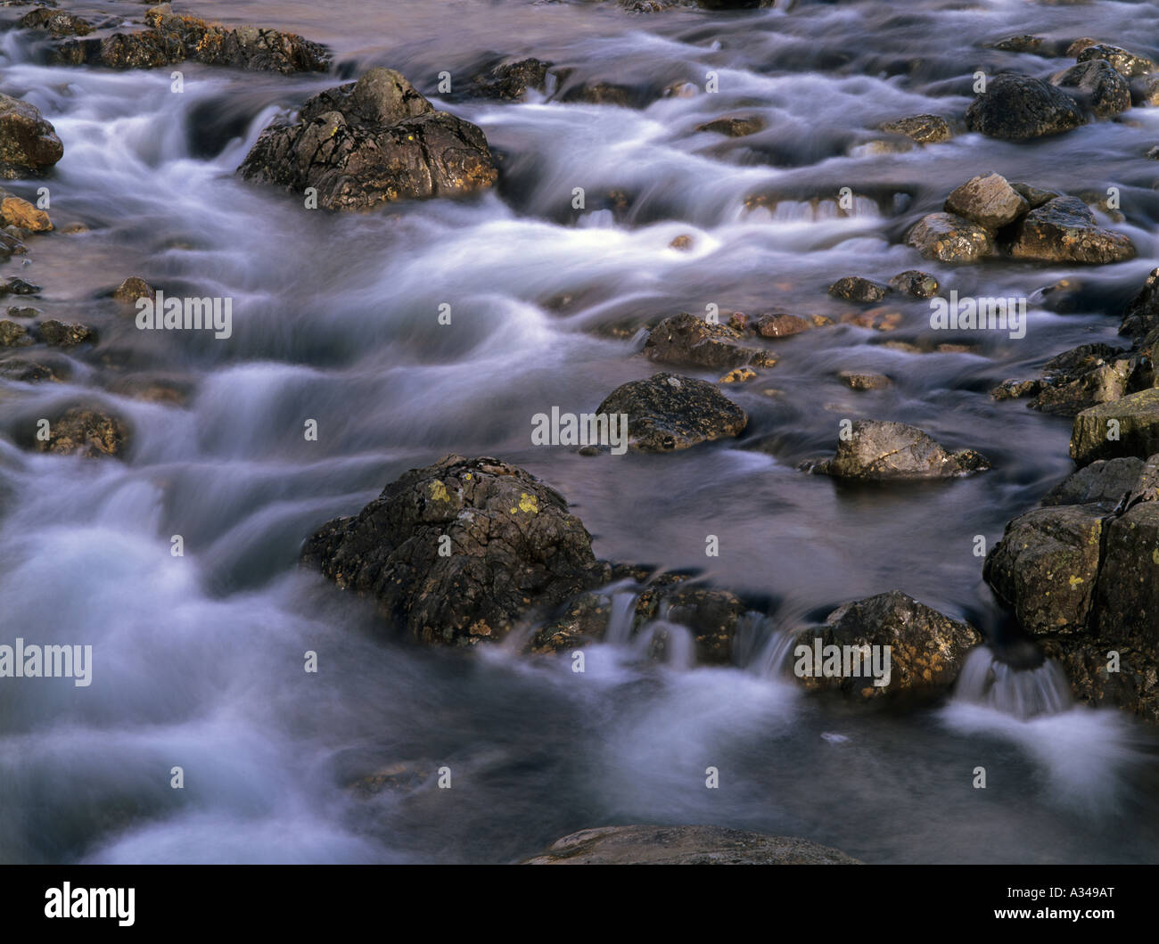Rock formation in slowing moving water Stock Photo - Alamy