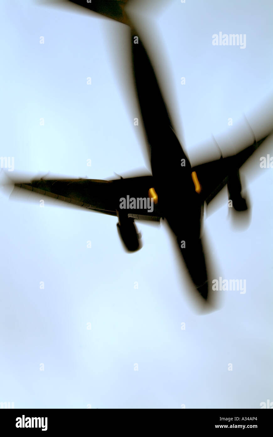 Airliner flying overhead Stock Photo - Alamy