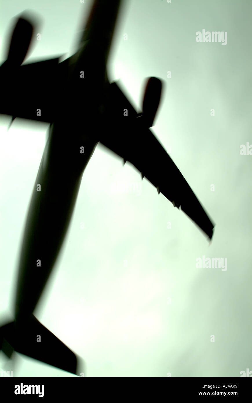 Airliner flying overhead Stock Photo - Alamy