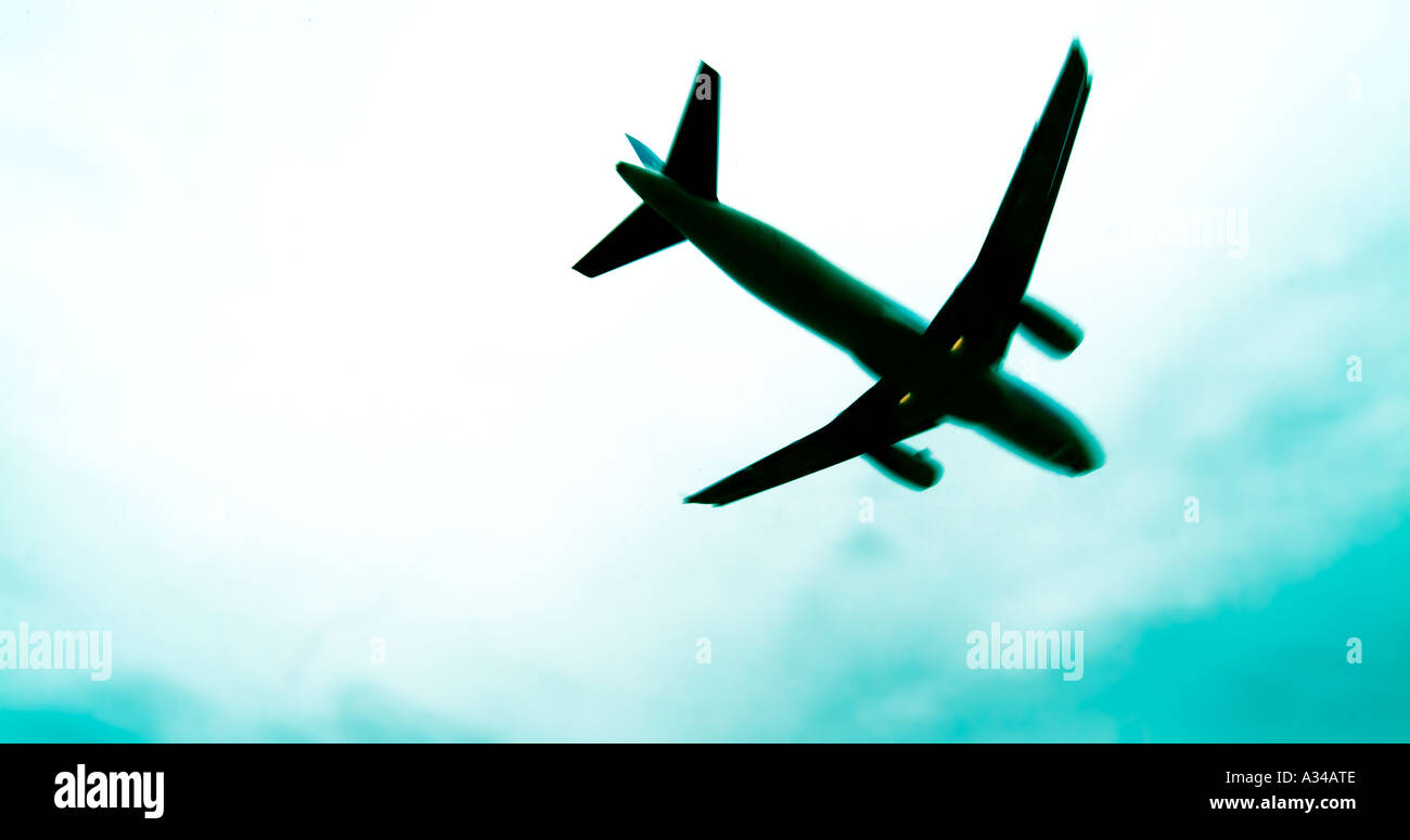 Airliner flying overhead Stock Photo - Alamy