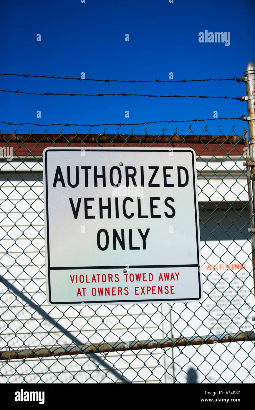 Authorized vehicles only sign hi-res stock photography and images - Alamy