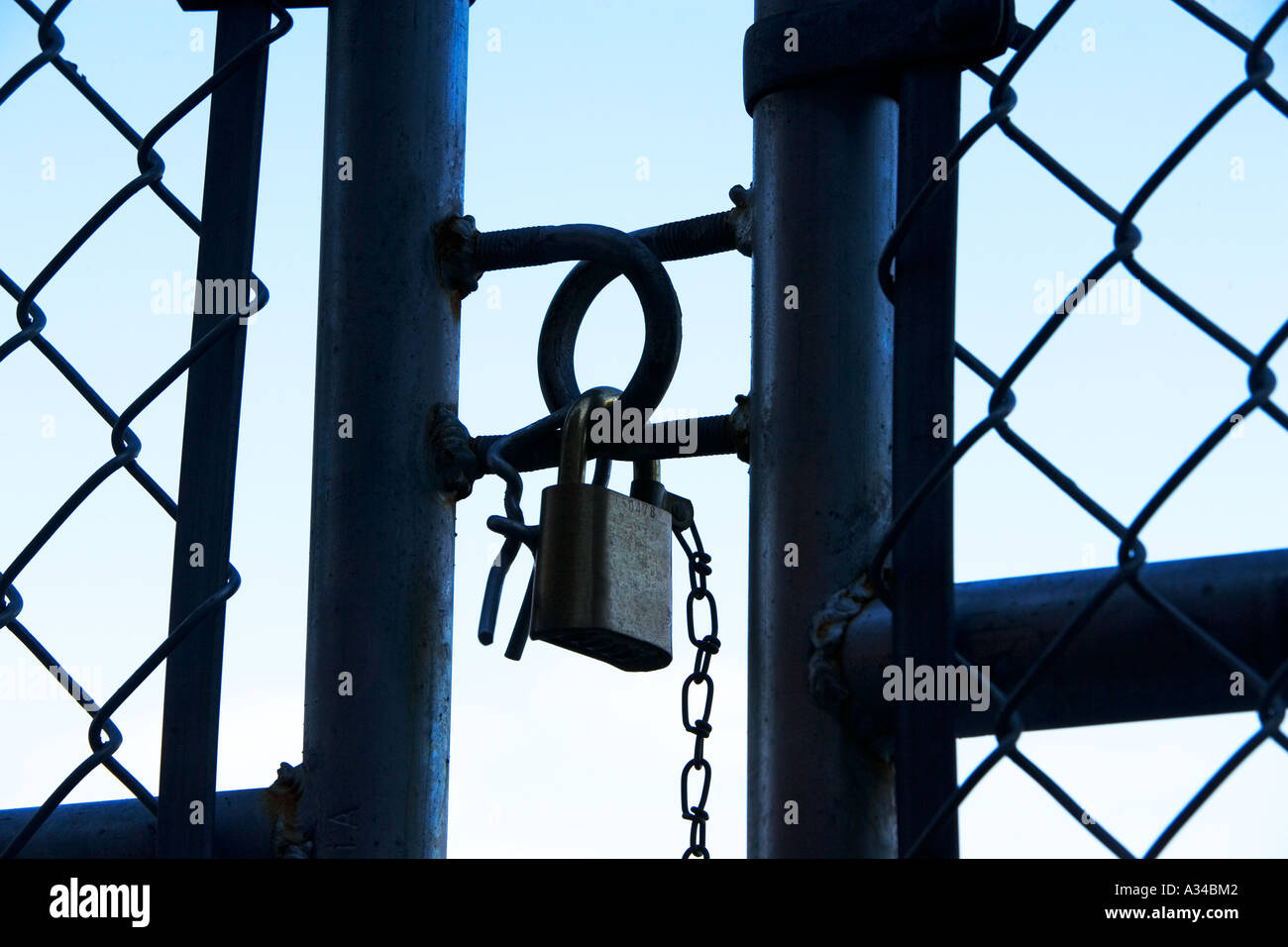 LOCK ON CHAIN LINK FENCE Stock Photo - Alamy