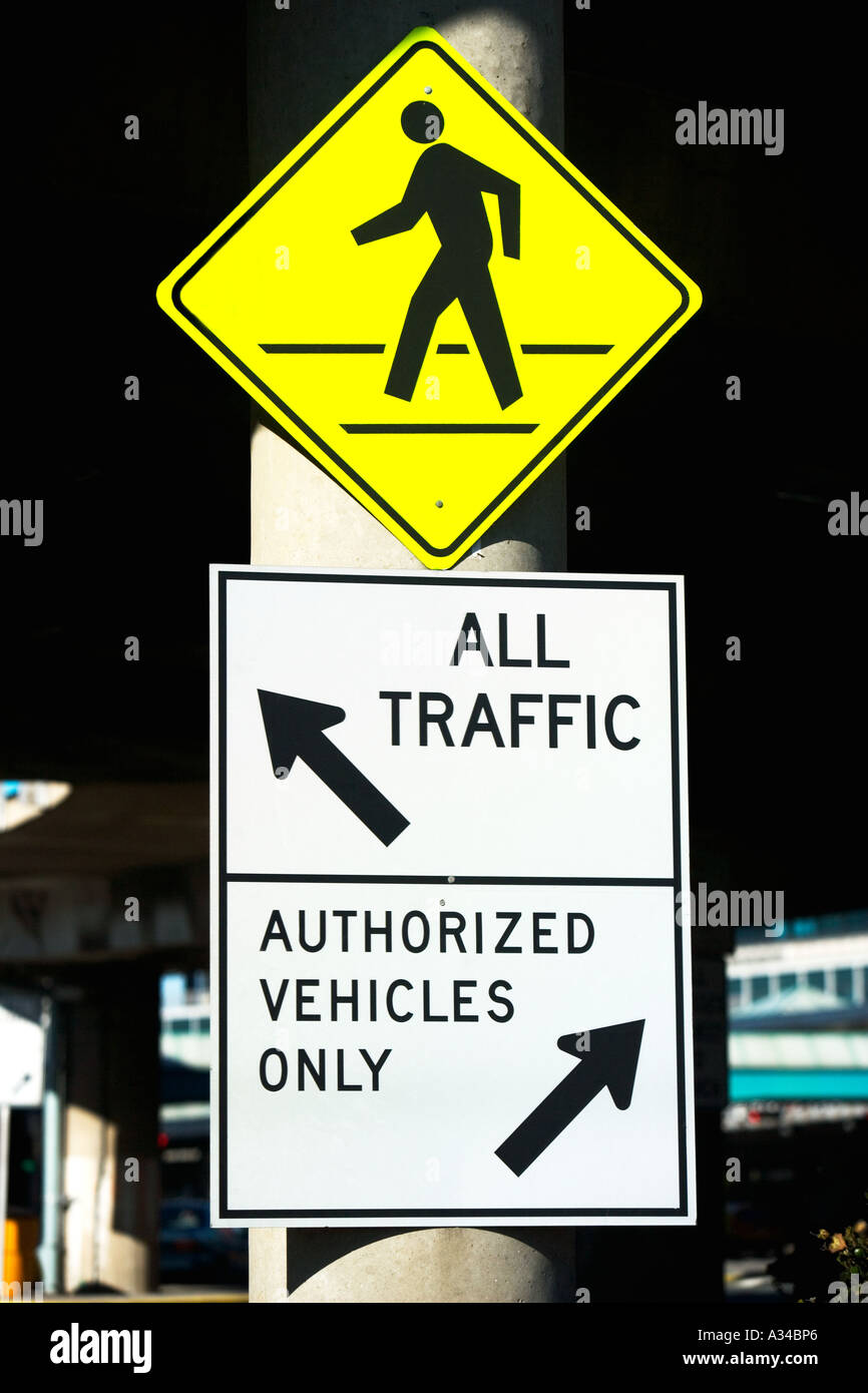 Authorized vehicles only sign hi-res stock photography and images - Alamy