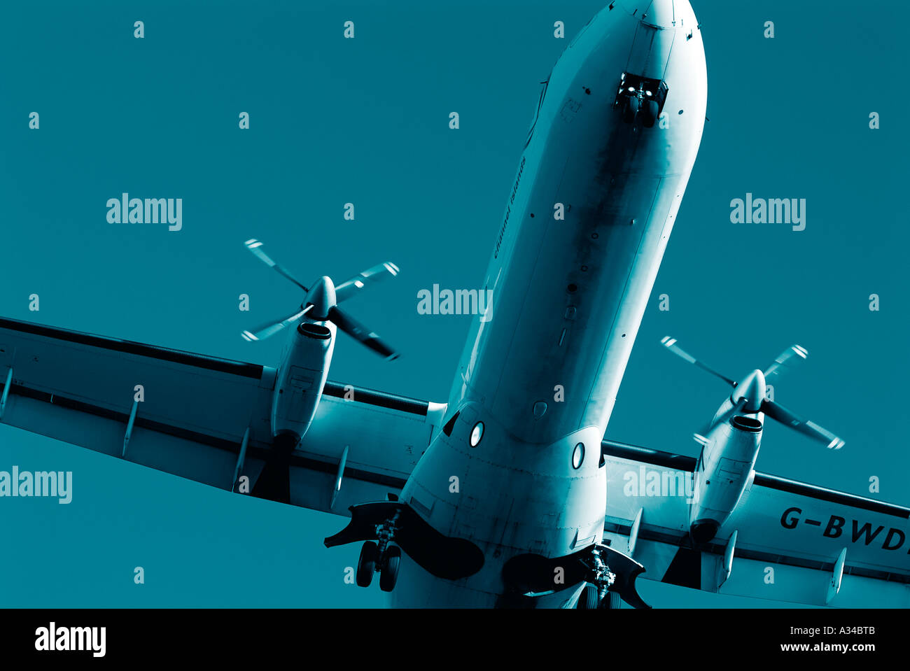 Collection of aircraft overhead hi-res stock photography and images - Alamy