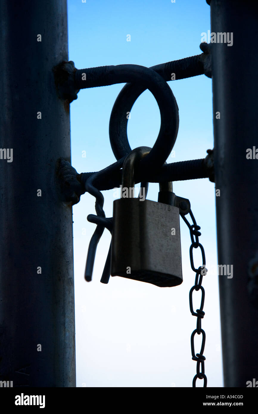 LOCK ON CHAIN LINK FENCE Stock Photo - Alamy