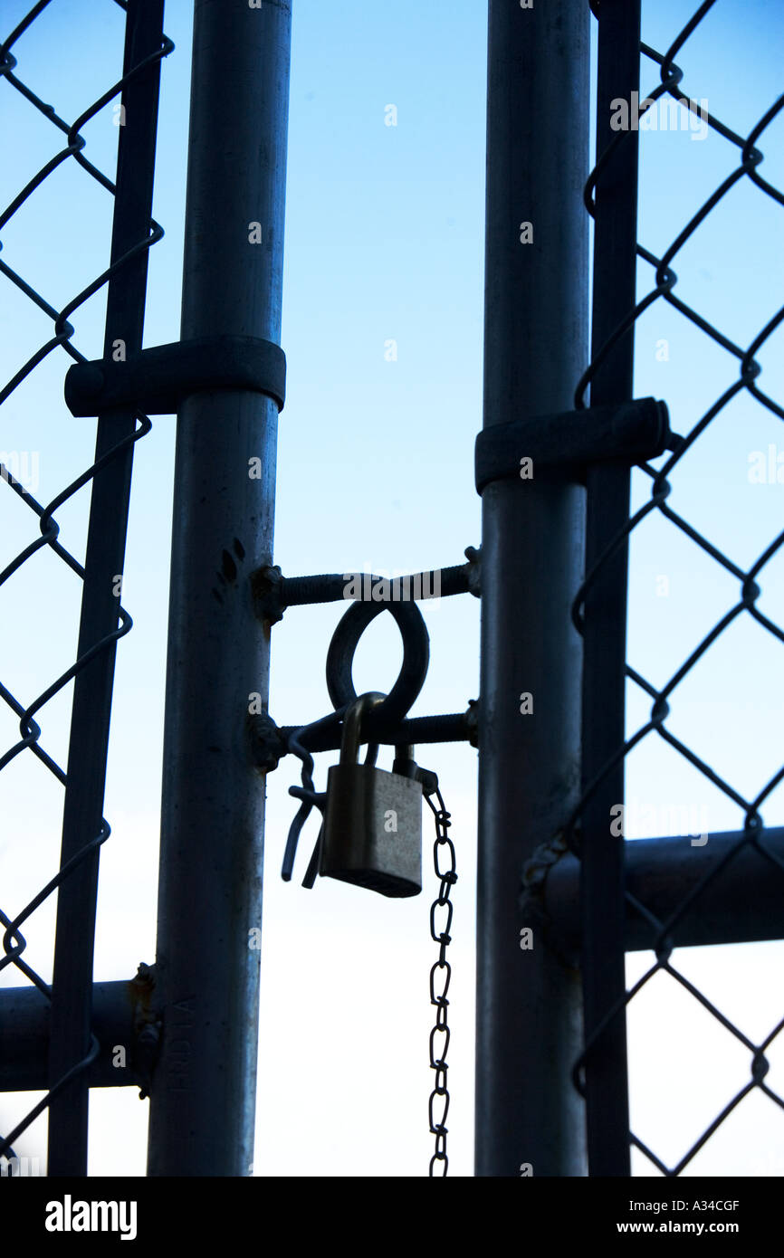 LOCK ON CHAIN LINK FENCE Stock Photo - Alamy