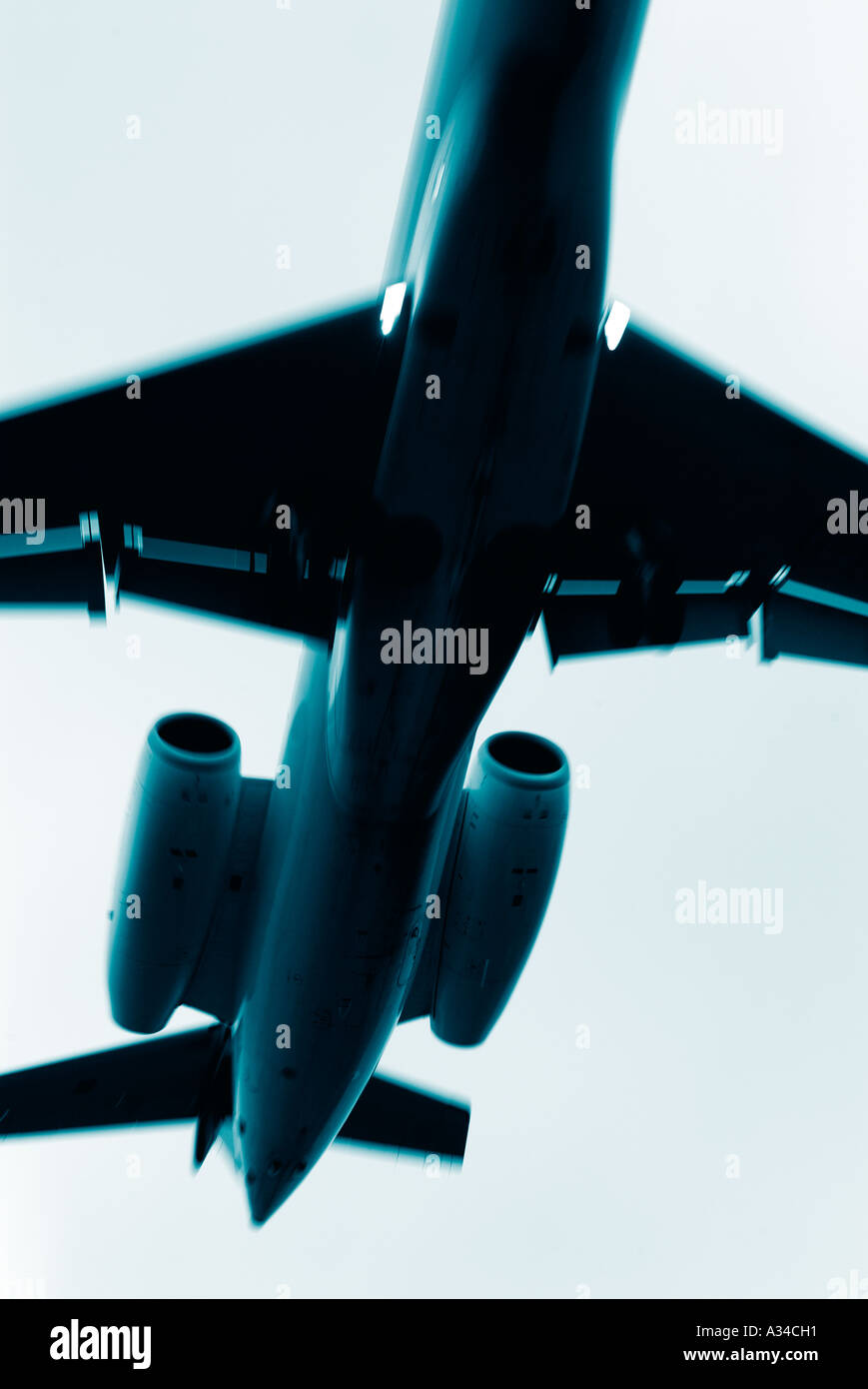 Airliner flying overhead Stock Photo - Alamy