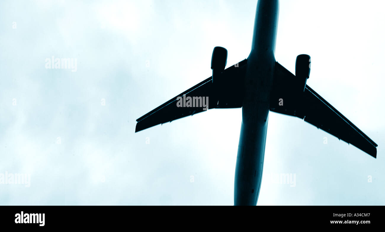 Airliner flying overhead Stock Photo - Alamy