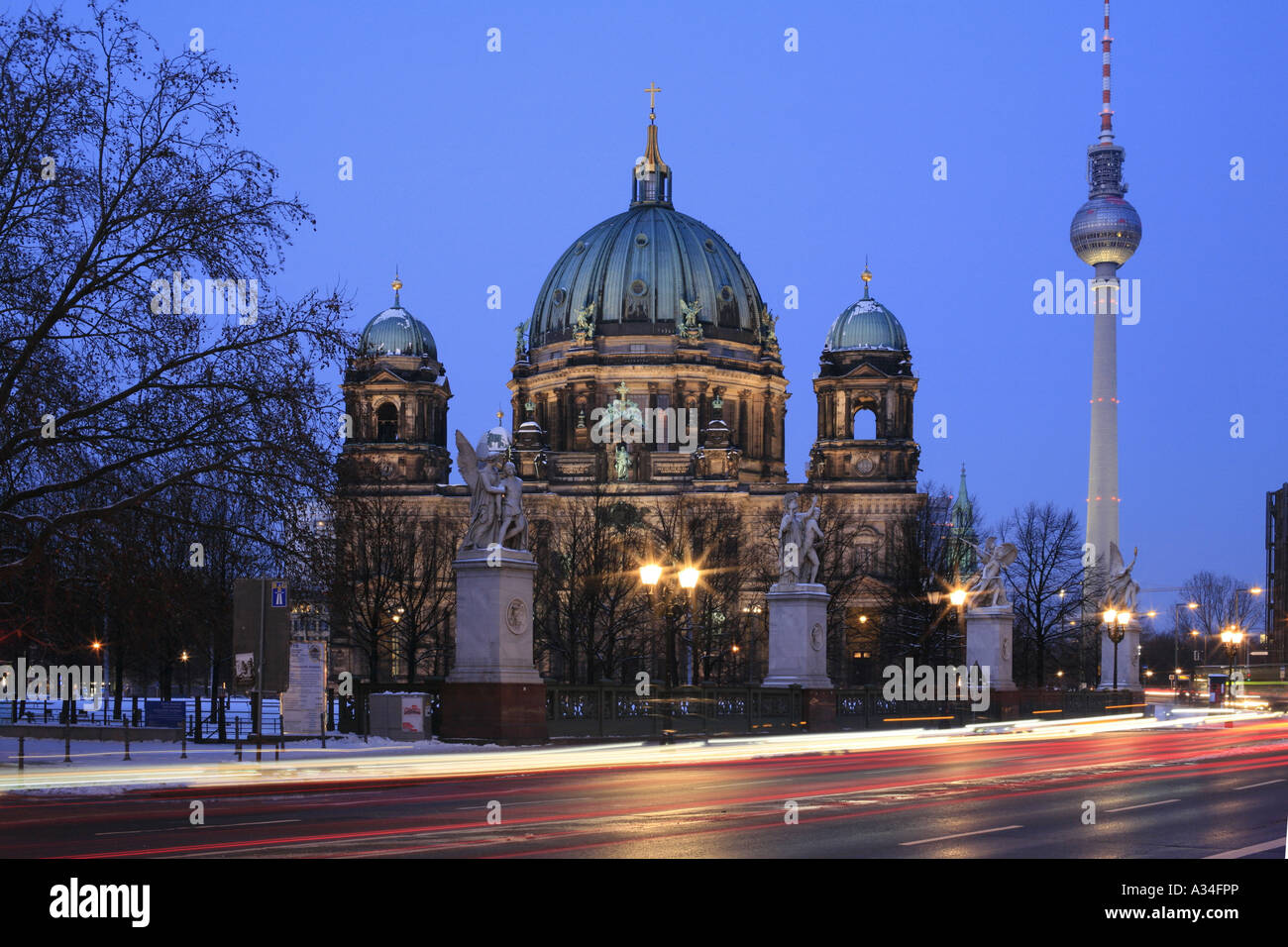 View of berlin cathedral and castle bridge hi-res stock photography and ...