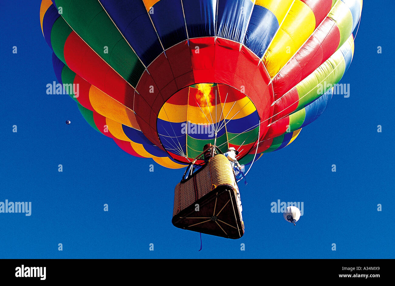 Man hot air balloon hi-res stock photography and images - Alamy
