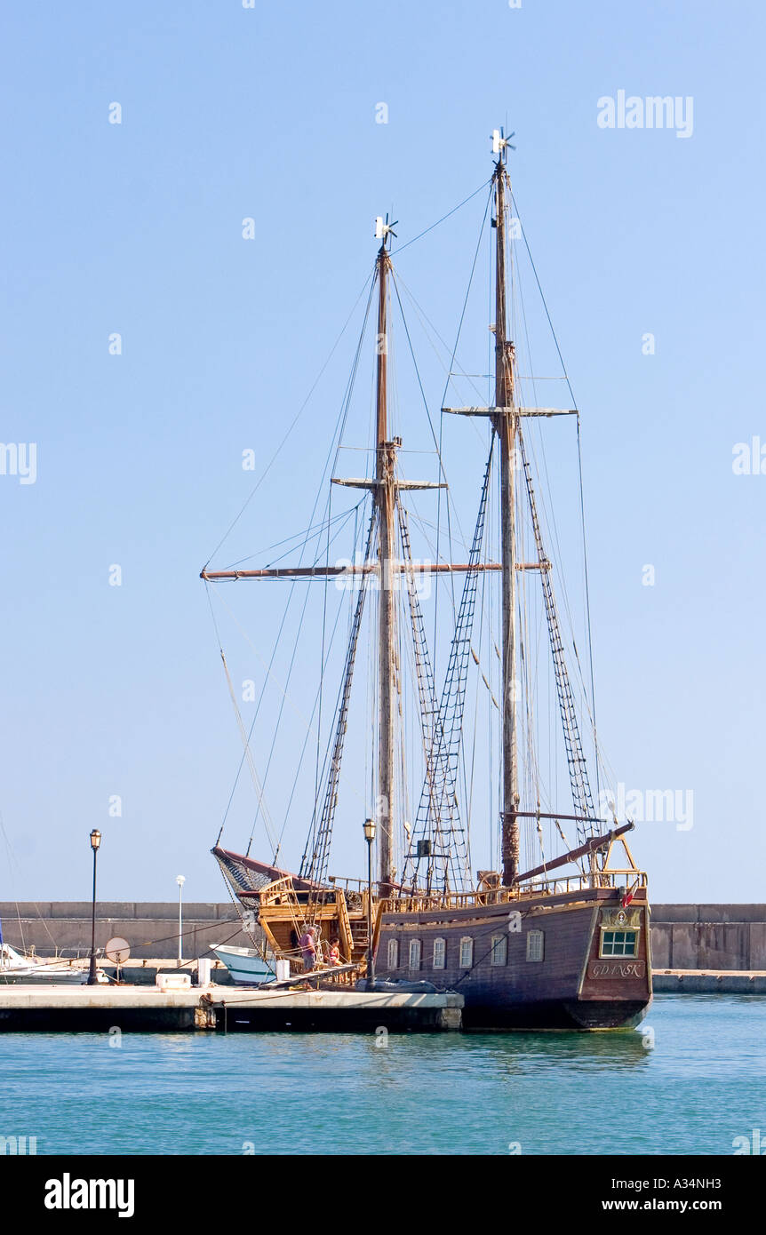 Tall mast and hull of old galleon ship Stock Photo - Alamy
