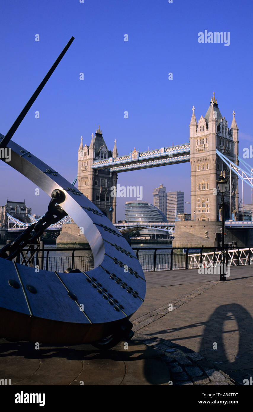Tower bridge sundial statue hi-res stock photography and images - Alamy