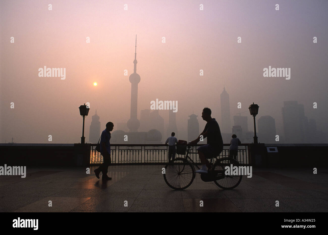 People building viewpoint shanghai hi-res stock photography and images ...