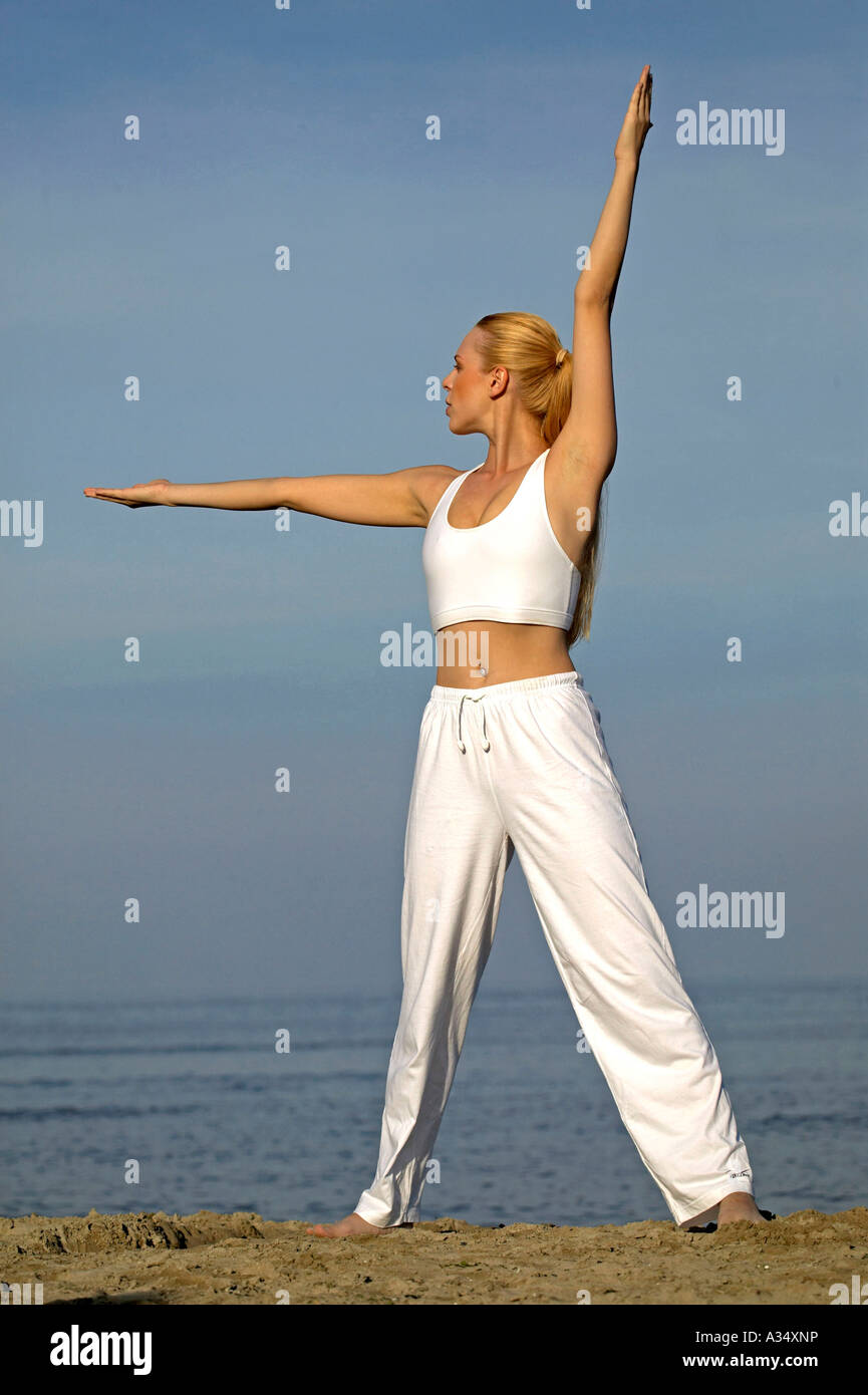 Yoga am strand hi-res stock photography and images - Alamy
