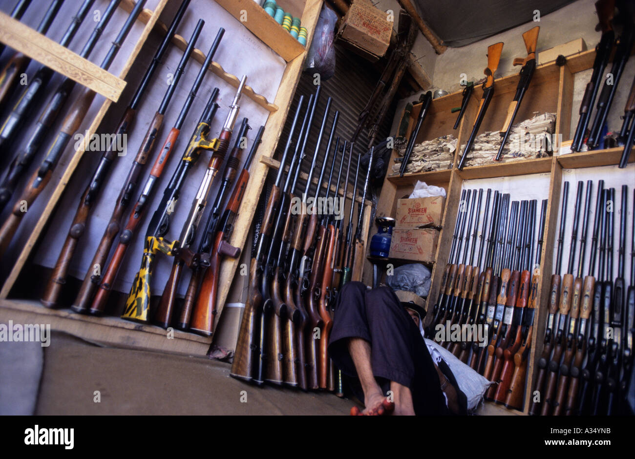 Asia pakistan man gun hi-res stock photography and images - Alamy